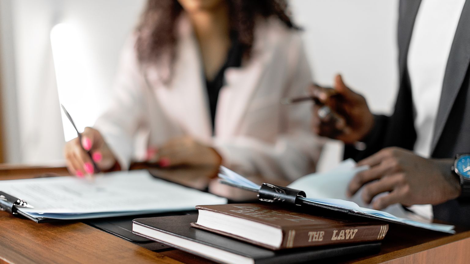 Abogado experto en extranjería para trámites legales en España.