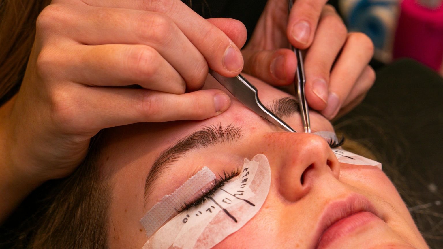 Cómo lograr una mirada intensa con extensiones de pestañas.